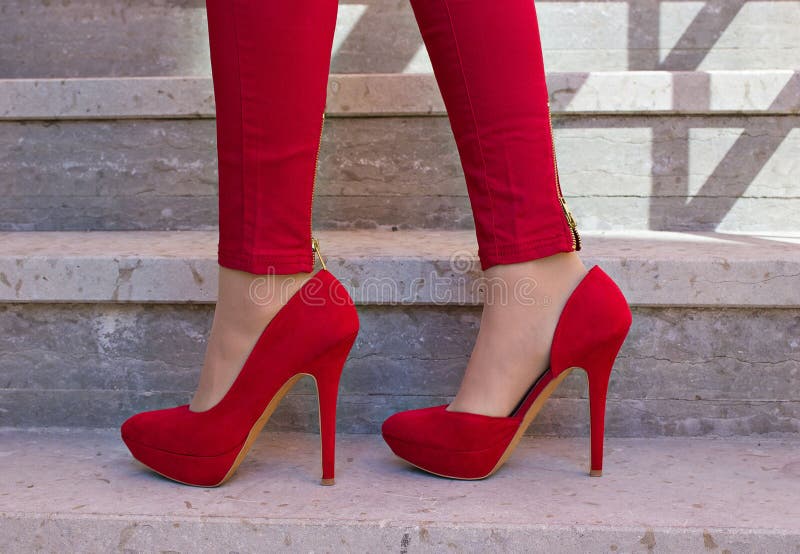 Schöne Rote Schuhe Auf Der Straße Stockbild - Bild von athlet, übung ...