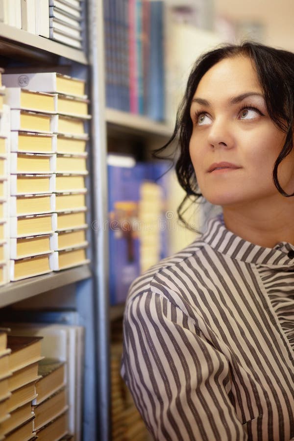 Schöne Studentin In Einer Bibliothek Stockfoto - Bild von learn, büro ...
