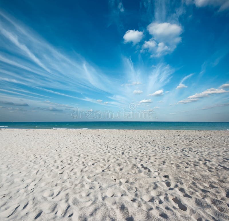 Himmel, Meer, Wellen Und Sandiger Strand. Stockfoto - Bild von reise ...