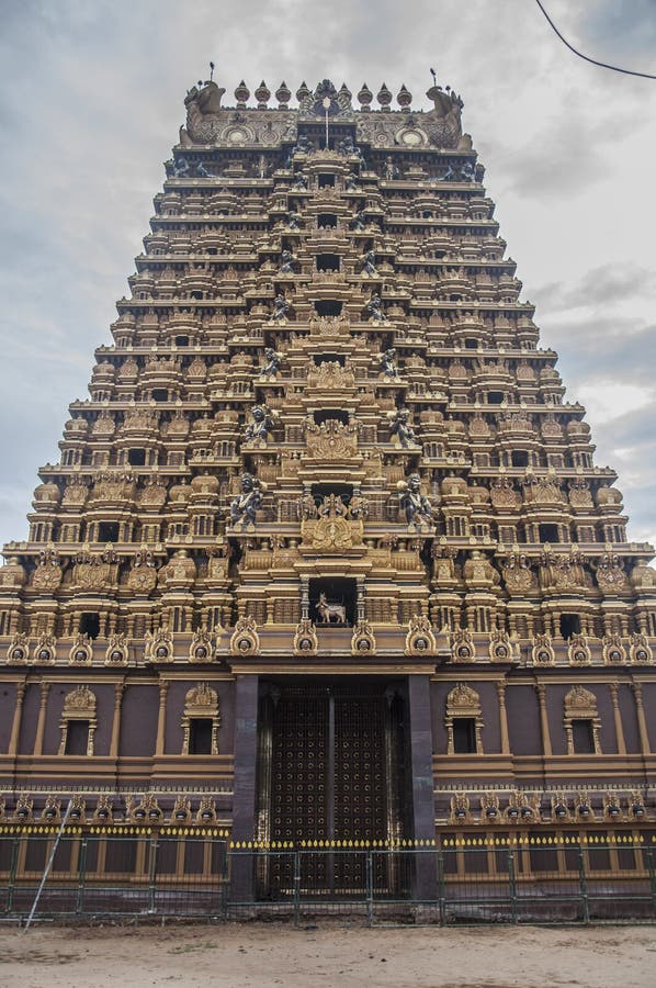 Indischer Tempel Mit Schöner Architektur Stockfoto - Bild von ...