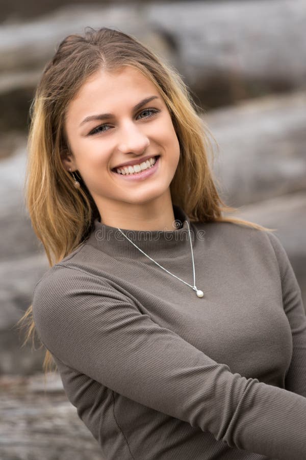 Schönes Jugendlich Mädchenportrait Stockfoto - Bild von person ...