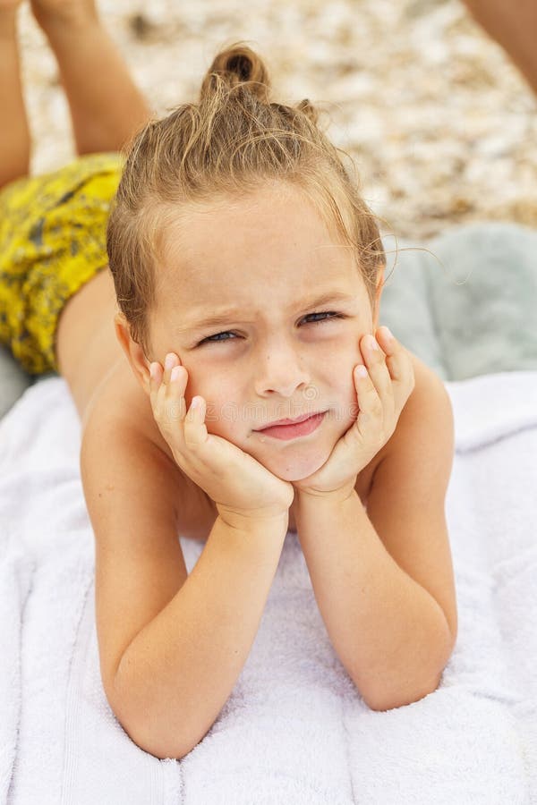 Schönes Kind Auf Dem Strand Stockbild - Bild von zicklein, nahaufnahme ...