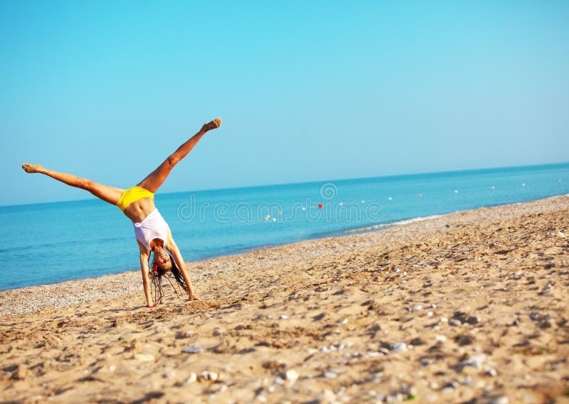 Sport am Strand stockbild. Bild von leben, freunde, handstand - 29898617