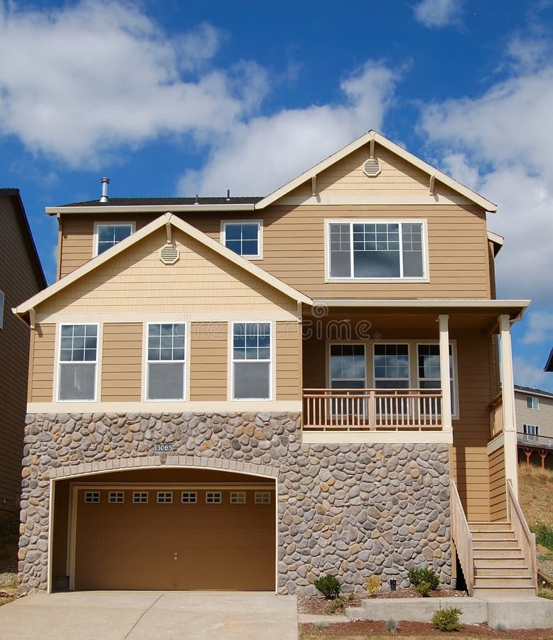 Schönes neues Haus stockbild. Bild von zustand, nachbar - 16711241