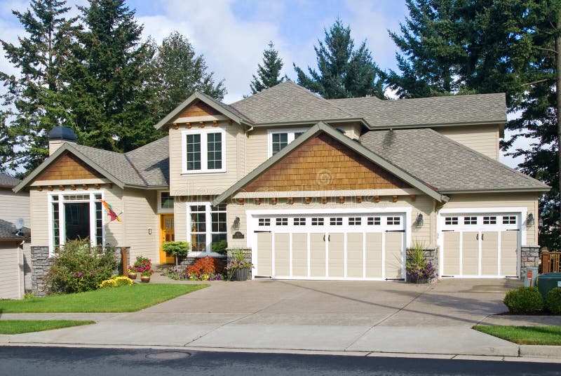 Schönes neues Haus stockbild. Bild von zustand, nachbar - 16711241