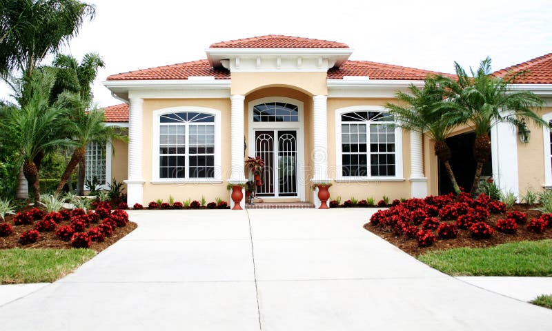 Schönes neues Haus stockbild. Bild von garage, gefliest - 754307