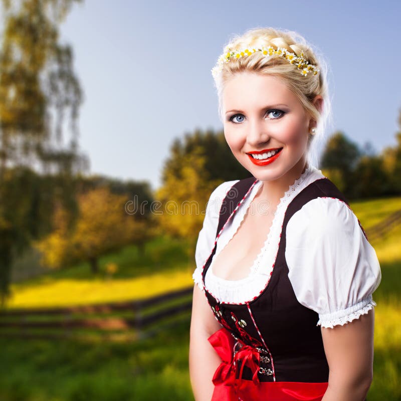 Schönheit in Einem Traditionellen Bayerischen Dirndl Mit Bier Und ...