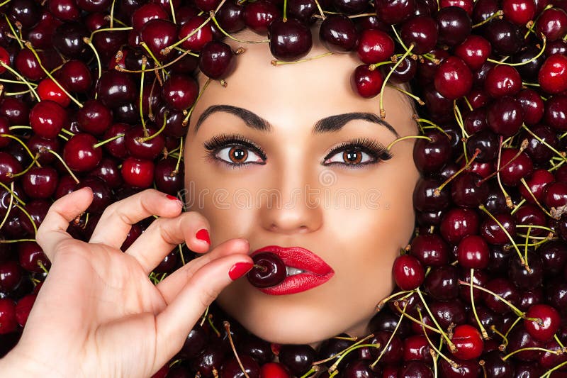 Frau mit Kirsche im Mund stockbild. Bild von getrennt - 32561885
