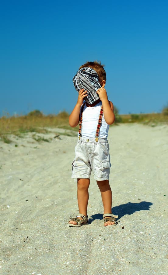 Schüchterner Junge Mit Der Hand Hinter Kopf Stockfoto - Bild von spaß ...