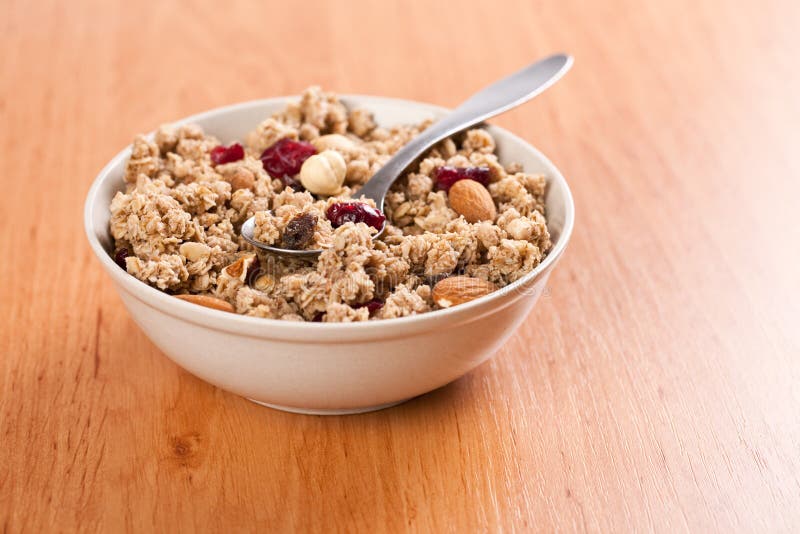 Knuspriges Muesli in Der Schüssel Stockbild - Bild von nahrung, milch ...