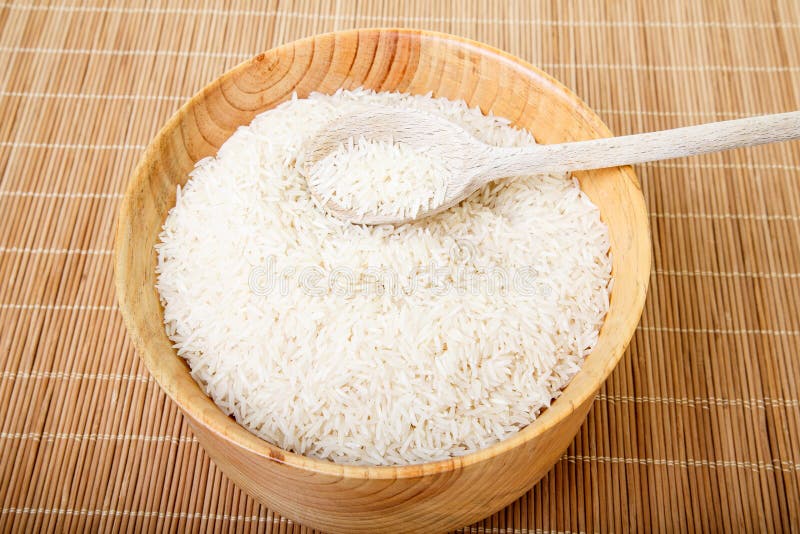 Schüssel weißer Reis stockfoto. Bild von körner, bambus - 32945172