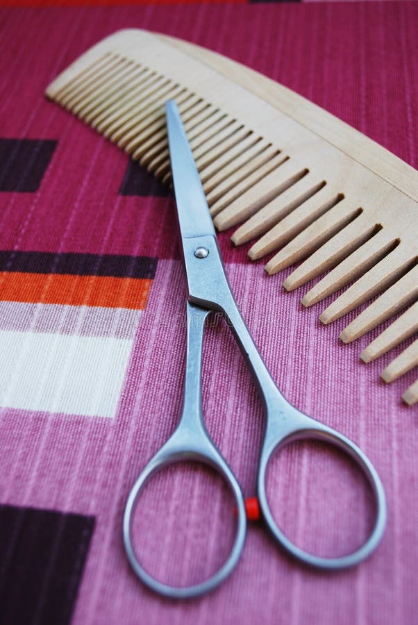 Schaar en kam stock afbeelding. Image of staal, knip - 31993555