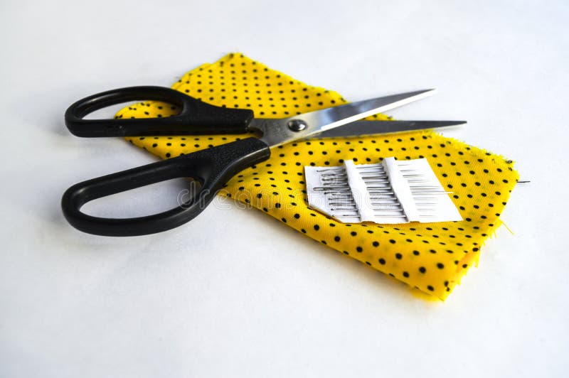 Schaar, Naald En Draad Op Canvas Van Matten Stock Foto - Image of grijs ...