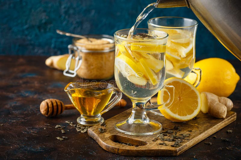 Schale Ingwertee Mit Honig Und Zitrone Stockfoto - Bild von ...