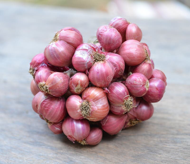 Schalotte Und Innere Der Schalotte Auf Dem Holztisch Stockbild - Bild ...