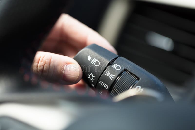 Schalten Sie Hellen Schalter Im Auto Ein Stockfoto - Bild von technik ...