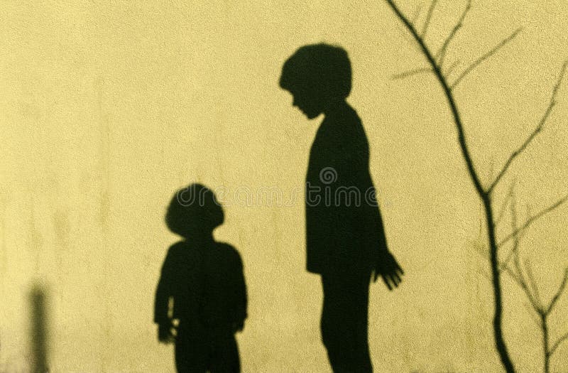 Schatten des Familien-Wegs stockbild. Bild von kinder - 111660379