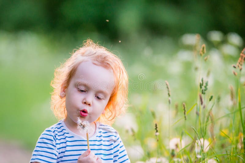 Schattig Meisje Met Lange Adem Dat Aan Touwtje Zit Stock Foto ... Schattig Meisje Met Lange Adem Dat Aan Touwtje Zit Stock Foto ...