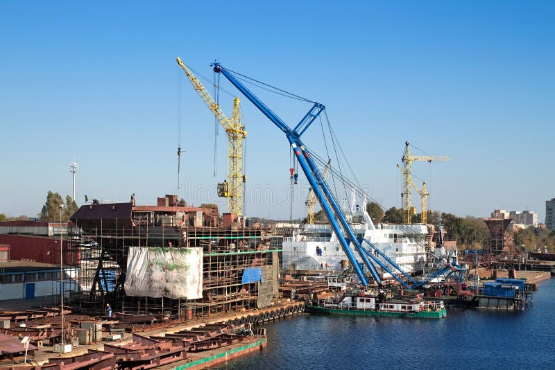 Scheepswerf stock foto. Image of steiger, overzees, droog - 16550130