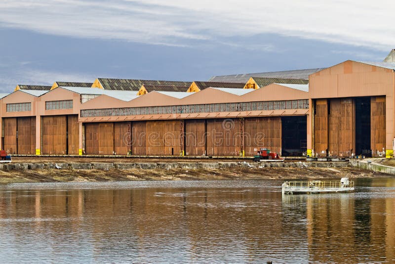 Scheepswerf Met Bootheftoestel Stock Afbeelding - Image of oceaan ...