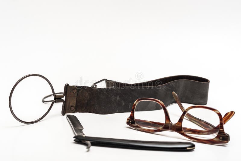 Oud Scheermes Met Het Scherpen Van Leer, Borstel En Schuim Stock ...