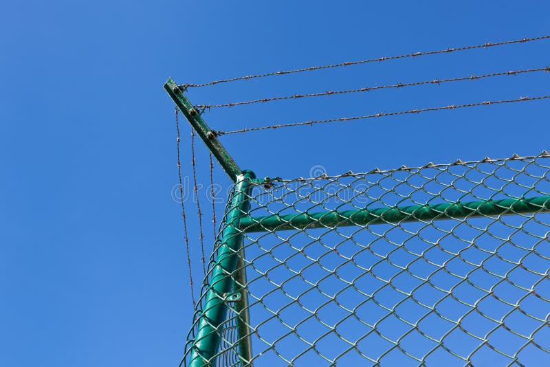 Scheermes En Prikkeldraadomheining Stock Foto - Image of ontruim ...