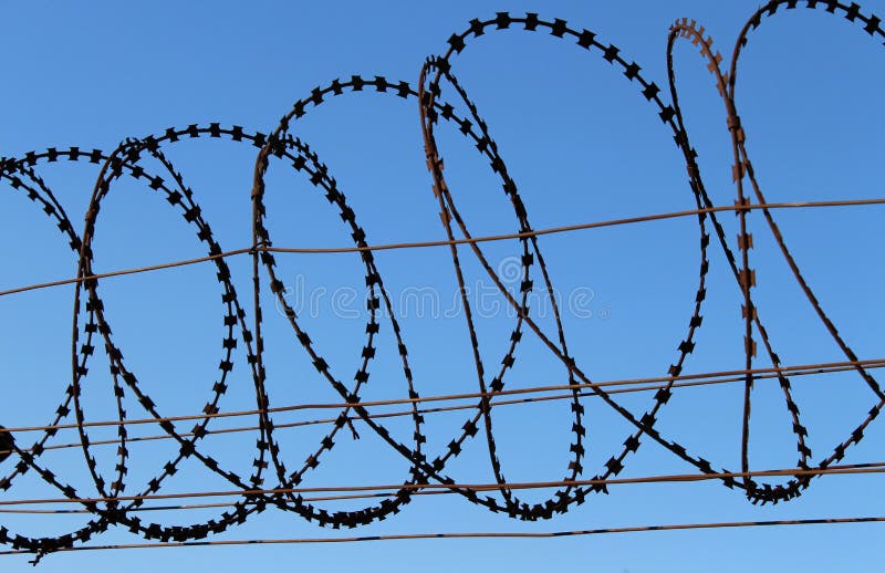 Silhouet Van Concertina-prikkeldraad Op Een Oud Hek Stock Foto - Image ...