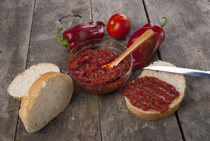 Scheibe Brot Geschmiert Mit Chutney Stockfoto - Bild von pfeffer ...