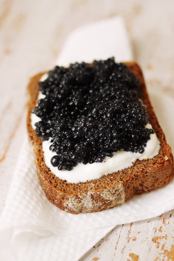 Scheibe brot mit Kaviar stockbild. Bild von nahrung, abendessen - 29403215