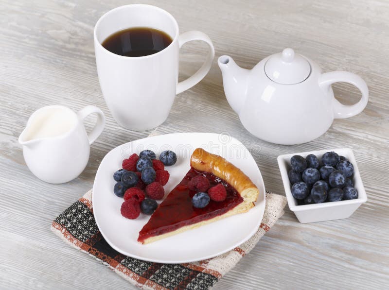 Scheibe Der Himbeertorte Mit Frischen Beeren Und Kaffee Stockfoto ...