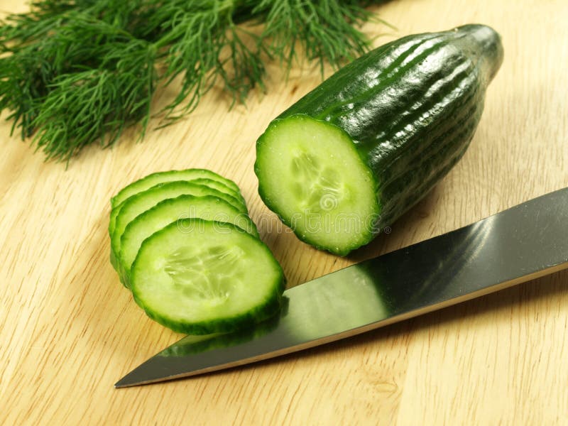 Schneiden der Gurke stockbild. Bild von vegetarier, frech - 24876457