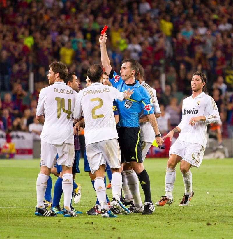 Scheidsrechter Die Rode Kaart Geeft Redactionele Afbeelding - Image of ...