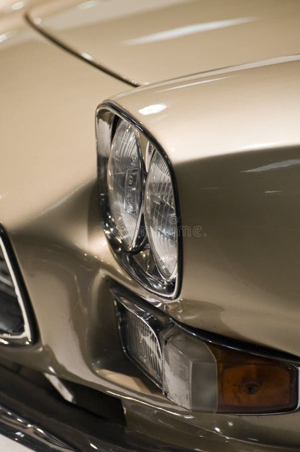 Scheinwerfer Auf Klassischem Auto Stockfoto - Bild von automobil, chrom ...