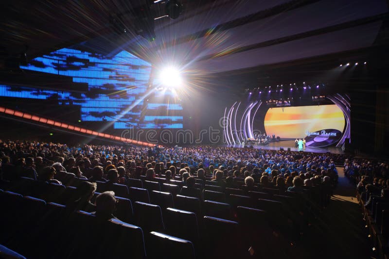 Scheinwerfer, Publikum Und Stadium am Konzert Redaktionelles ...