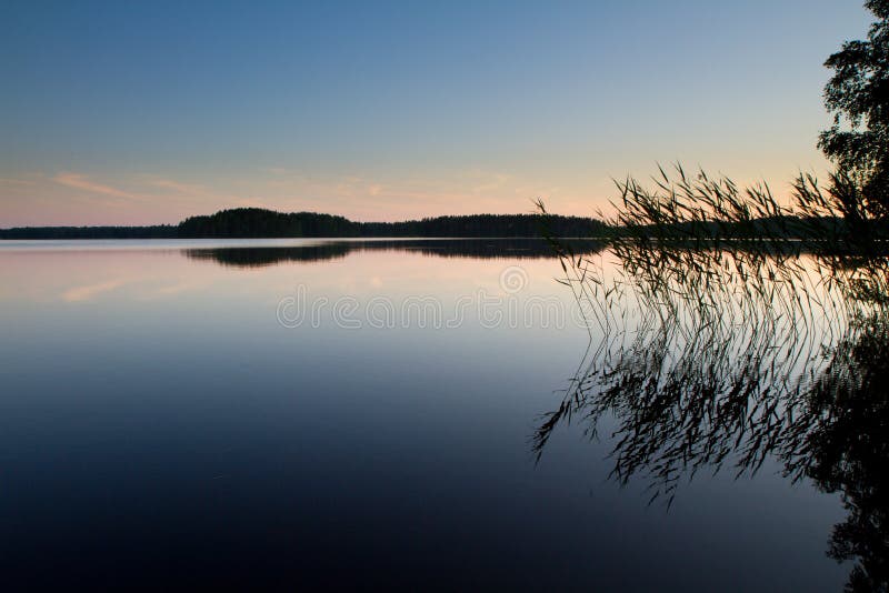 Schemer bij kalm meer stock foto. Image of vreedzaam - 46813350