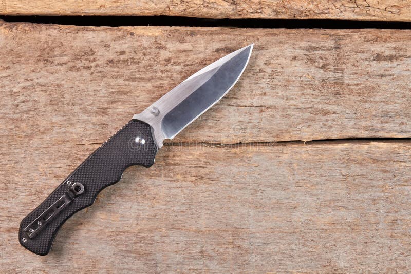 Koud scherp mes op zwarte stock afbeelding. Afbeelding bestaande uit ...