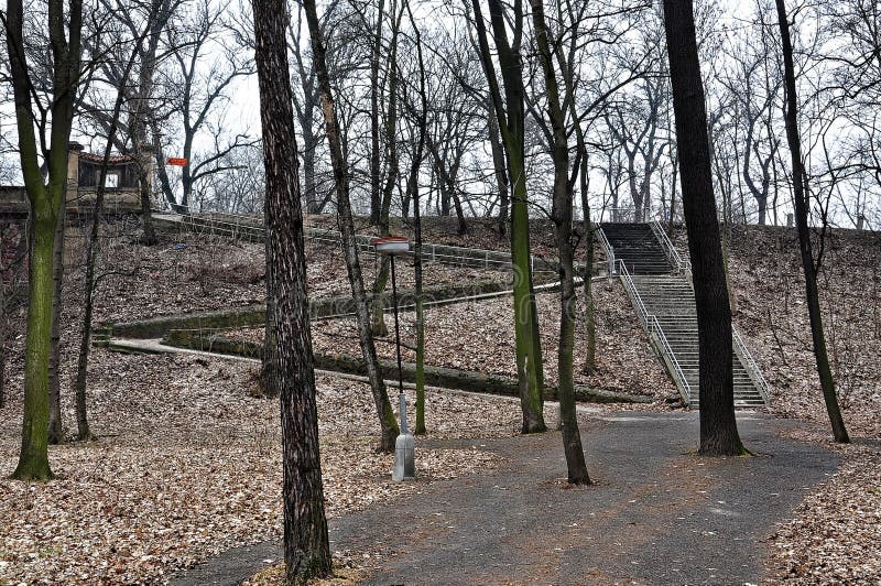Scherpe Bocht in De Weg Van De Stappen Stock Afbeelding - Image of nave ...