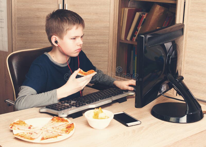 Scherzen Sie Das Essen Der Pizza Und Das Surfen Auf Internet Oder Das ...