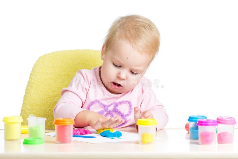 Scherzen Sie Das Sitzen am Tisch, Der Mit Buntem Lehm Spielt Stockfoto ...