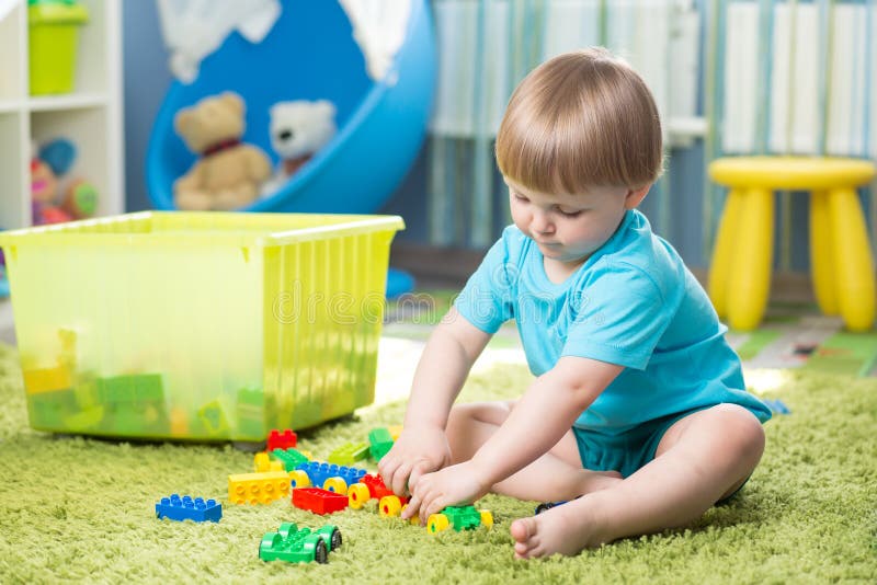 Scherzen Sie Den Jungen, Der Zu Hause Mit Bausteinen Oder Kindergarten ...