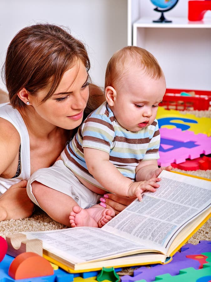Scherzen Sie Mit Mutterbaby Auf Boden Und Lesen Sie Buch Stockfoto ...