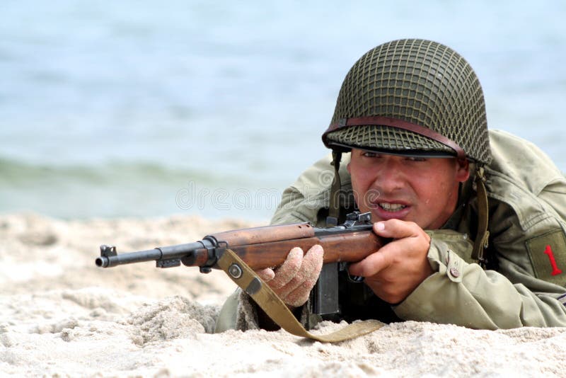 Kriechender Amerikanischer Soldat Stockfoto - Bild von infanterie ...