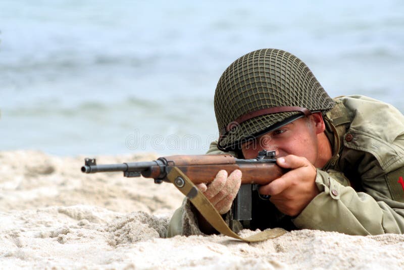 Kriechender Amerikanischer Soldat Stockfoto - Bild von infanterie ...