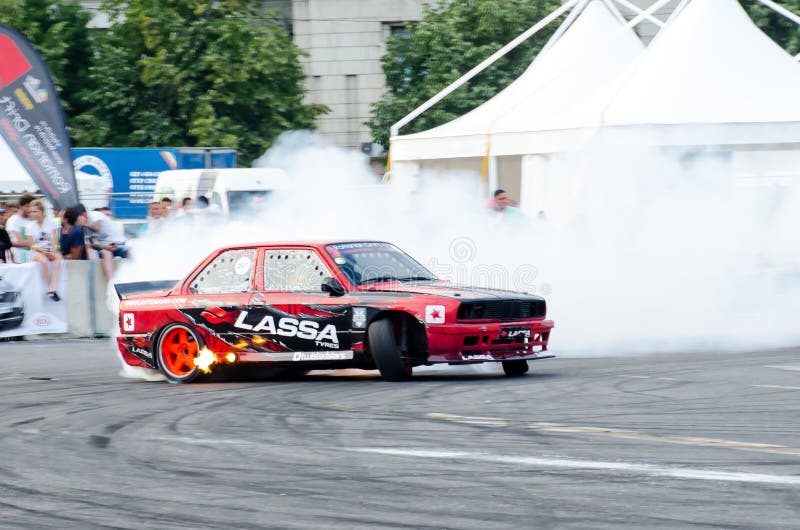 Schieben des Autos redaktionelles stockfoto. Bild von brennen - 84167663