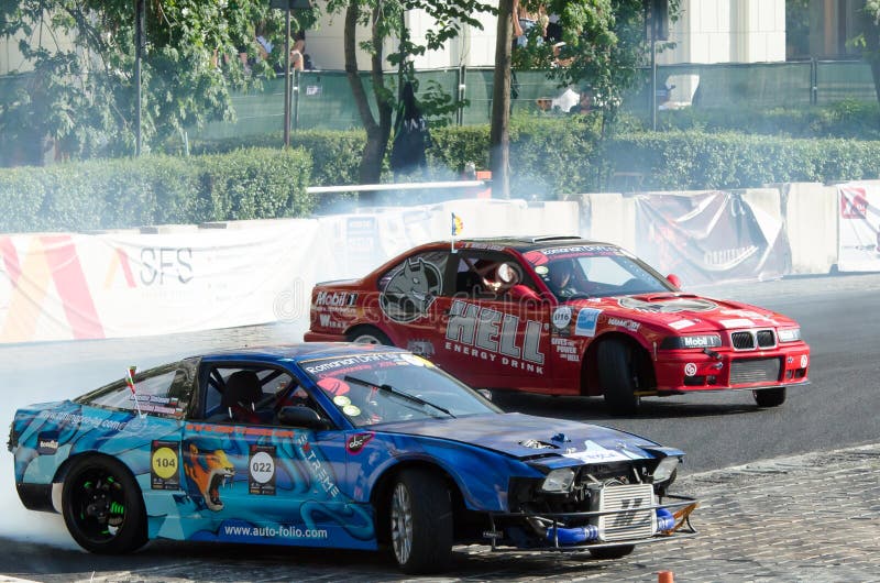 Schieben des Autos redaktionelles stockfoto. Bild von brennen - 84167663