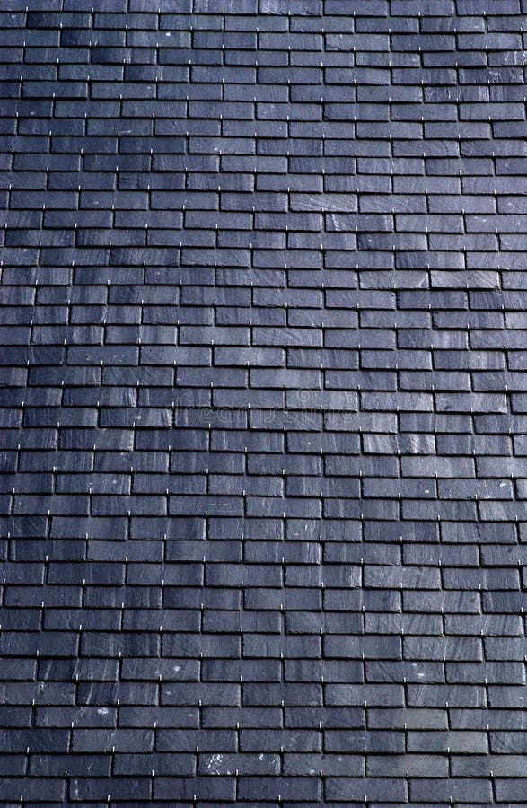 Schiefer auf einem Dach stockfoto. Bild von grau, himmel - 7410170