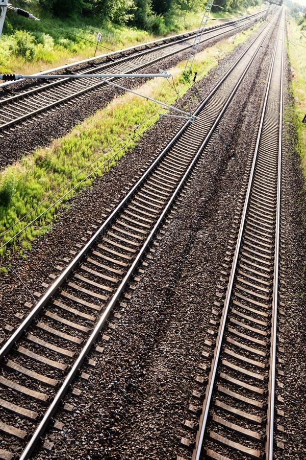 Gleise in der Landschaft stockfoto. Bild von schiene - 33581840