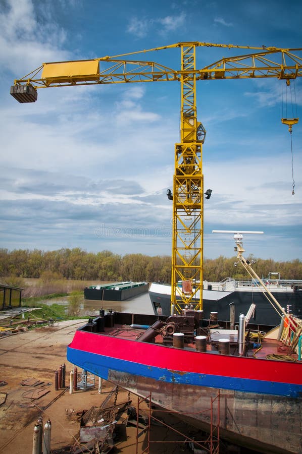 Schiff Und Monumentaler Kran in Der Werft Stockfoto - Bild von schwer ...