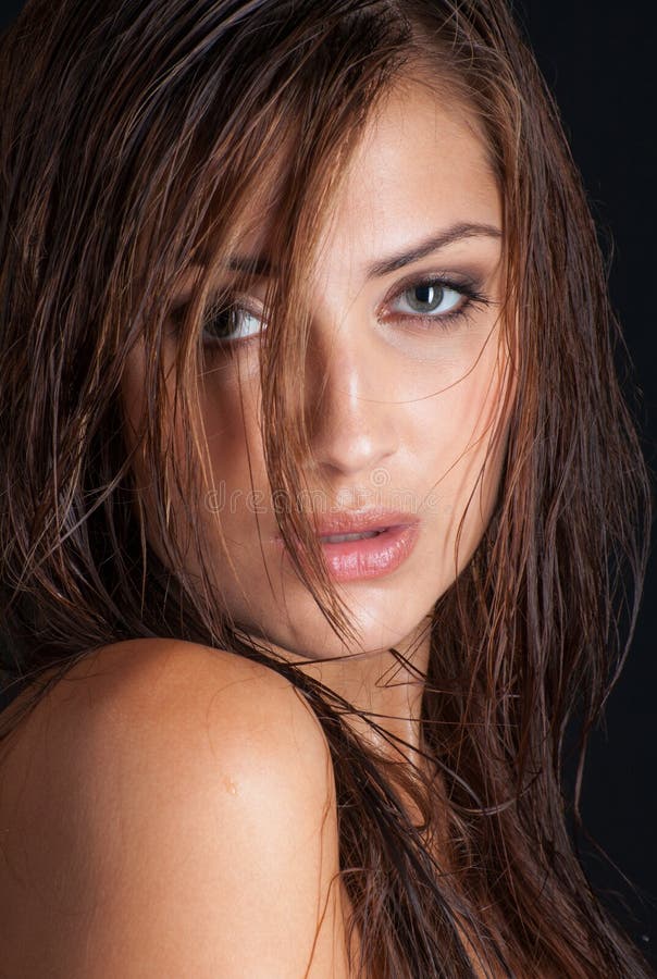 Schitterende Vrouw Met Nat Haar Stock Afbeelding - Image of schitterend ...