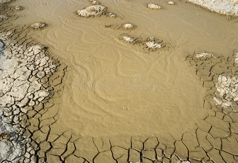 Ablagerungen Des Naturheilkundelehms Das Kind Nimmt Froh Schlamm B an ...